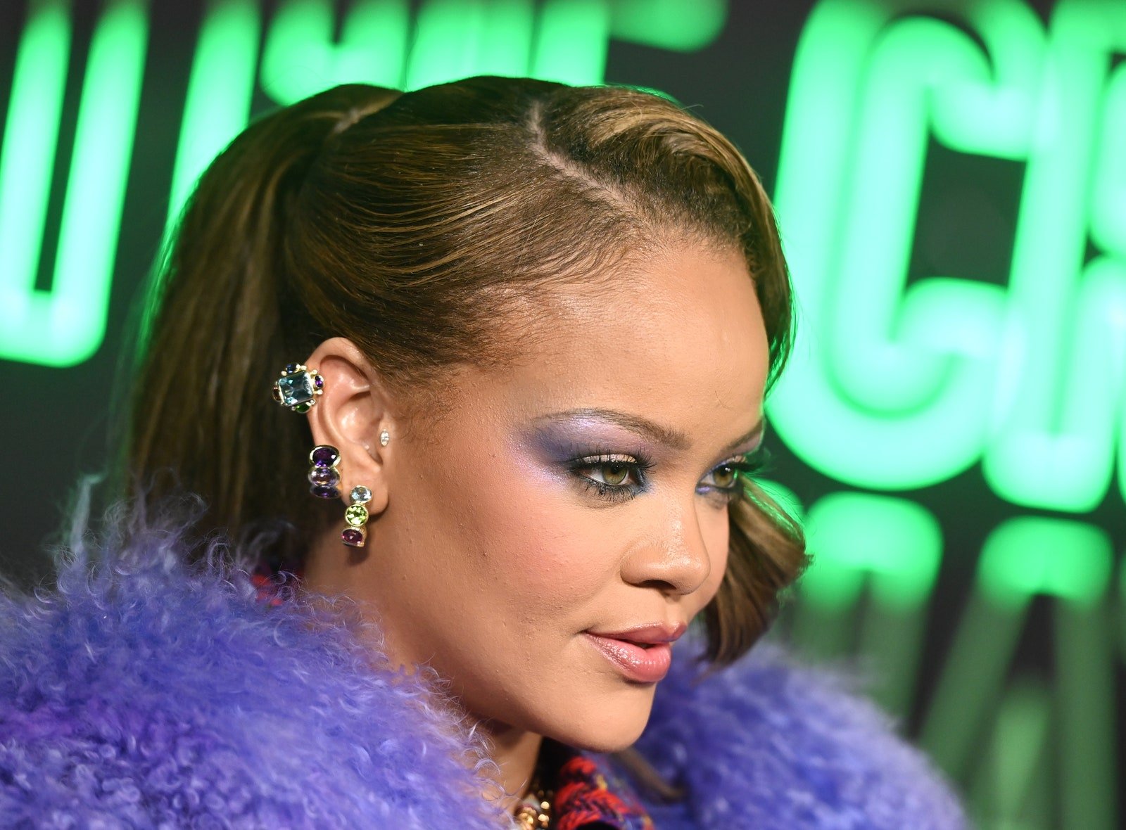 Rihanna face ca un fard de ochi violet până la nivelul sprâncenelor să ...